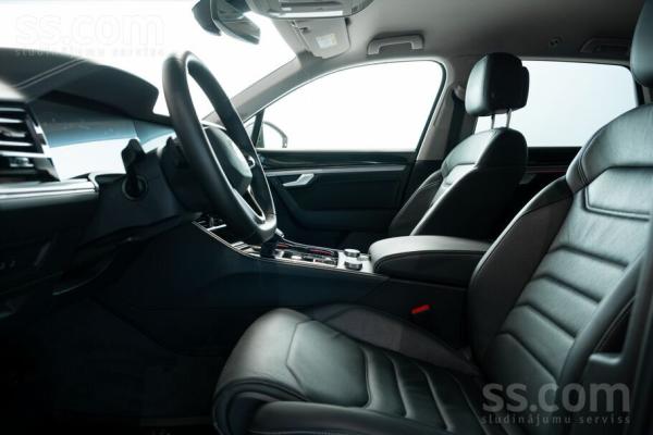Grey Volkswagen Touareg 2023 in Riga, with an engine capacity of 3.00 L and mileage of 33 thousand km for 49900 €, photo 7 on AUTOMOTO.COM.LV