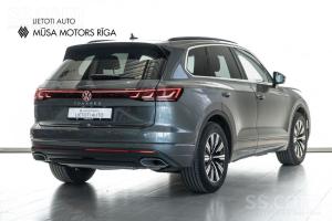Pelēks Volkswagen Touareg 2023 Rīga, ar dzinēja tilpumu 3.00 L un nobraukumu 33 tūkst. km par 49500 €, foto 3 vietnē AUTOMOTO.COM.LV