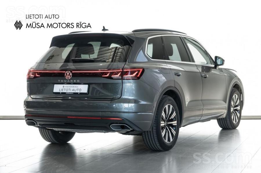 Pelēks Volkswagen Touareg 2023 Rīga, ar dzinēja tilpumu 3.00 L un nobraukumu 33 tūkst. km par 49500 €, foto 3 vietnē AUTOMOTO.COM.LV