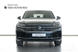 Pelēks Volkswagen Touareg 2023 Rīga, ar dzinēja tilpumu 3.00 L un nobraukumu 33 tūkst. km par 49500 €, foto 4 vietnē AUTOMOTO.COM.LV