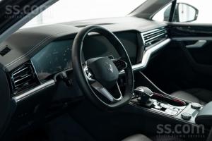 Pelēks Volkswagen Touareg 2023 Rīga, ar dzinēja tilpumu 3.00 L un nobraukumu 33 tūkst. km par 49500 €, foto 6 vietnē AUTOMOTO.COM.LV