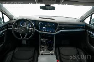 Pelēks Volkswagen Touareg 2023 Rīga, ar dzinēja tilpumu 3.00 L un nobraukumu 33 tūkst. km par 49500 €, foto 7 vietnē AUTOMOTO.COM.LV
