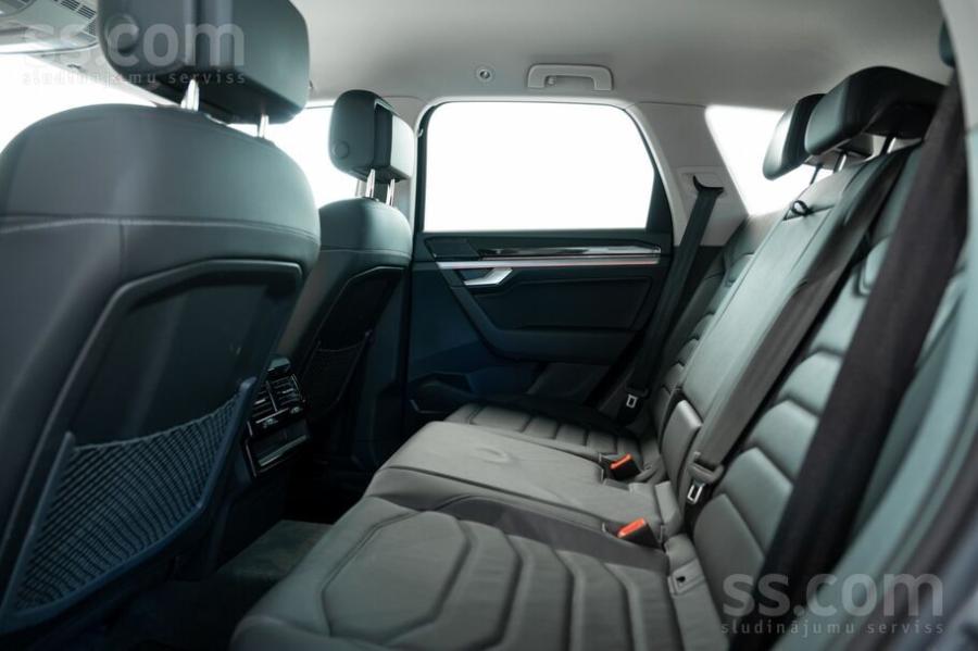 Pelēks Volkswagen Touareg 2023 Rīga, ar dzinēja tilpumu 3.00 L un nobraukumu 33 tūkst. km par 49500 €, foto 9 vietnē AUTOMOTO.COM.LV