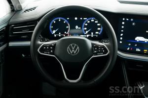 Pelēks Volkswagen Touareg 2023 Rīga, ar dzinēja tilpumu 3.00 L un nobraukumu 33 tūkst. km par 49500 €, foto 14 vietnē AUTOMOTO.COM.LV