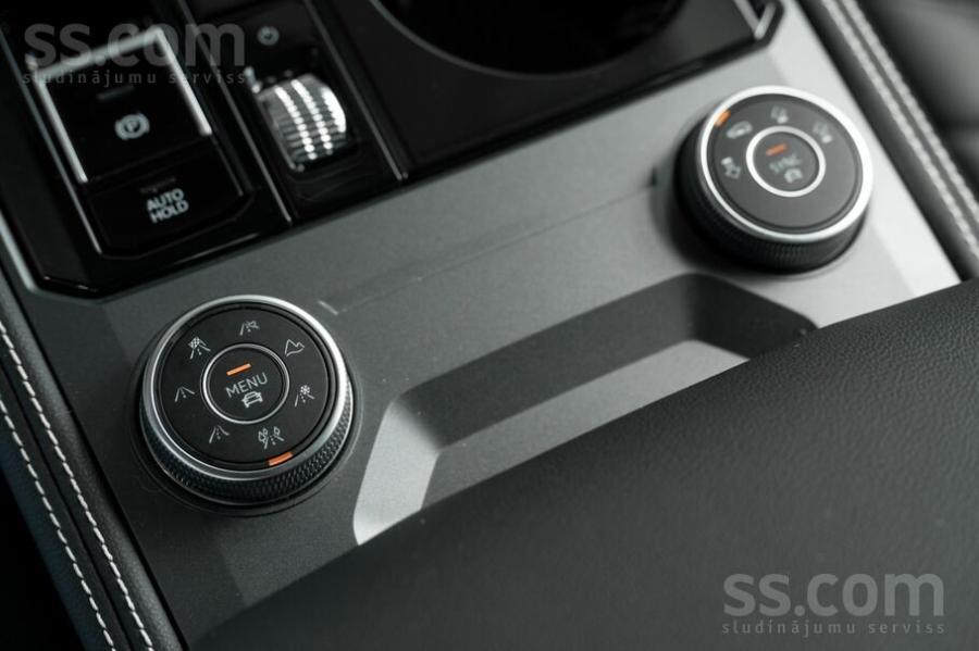 Pelēks Volkswagen Touareg 2023 Rīga, ar dzinēja tilpumu 3.00 L un nobraukumu 33 tūkst. km par 49500 €, foto 18 vietnē AUTOMOTO.COM.LV