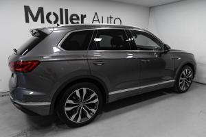 Pelēks Volkswagen Touareg 2023 Viļņa, ar dzinēja tilpumu 3.00 L un nobraukumu 101 tūkst. km par 46900 €, foto 8 vietnē AUTOMOTO.COM.LV