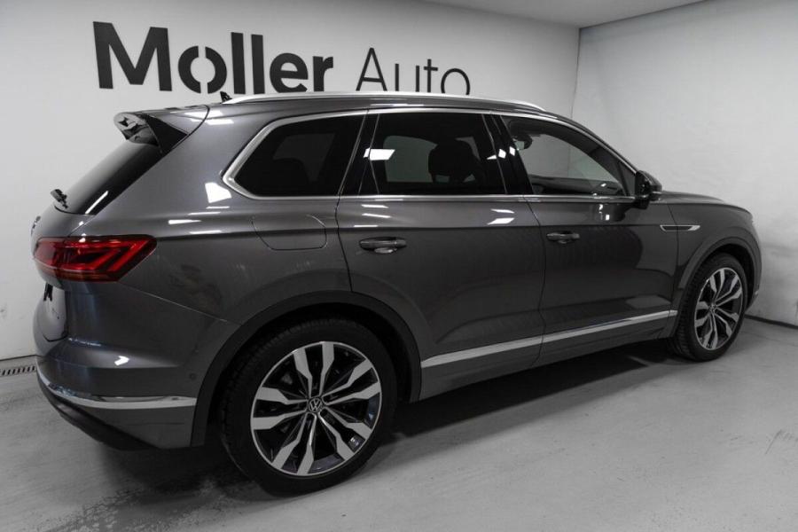 Pelēks Volkswagen Touareg 2023 Viļņa, ar dzinēja tilpumu 3.00 L un nobraukumu 101 tūkst. km par 46900 €, foto 8 vietnē AUTOMOTO.COM.LV