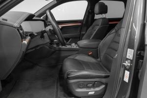 Pelēks Volkswagen Touareg 2023 Viļņa, ar dzinēja tilpumu 3.00 L un nobraukumu 101 tūkst. km par 46900 €, foto 9 vietnē AUTOMOTO.COM.LV