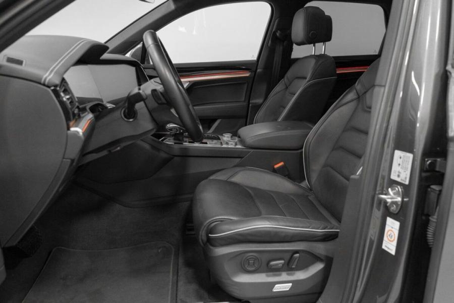 Pelēks Volkswagen Touareg 2023 Viļņa, ar dzinēja tilpumu 3.00 L un nobraukumu 101 tūkst. km par 46900 €, foto 9 vietnē AUTOMOTO.COM.LV