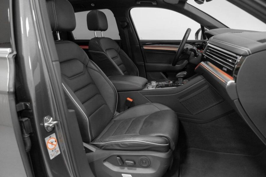 Pelēks Volkswagen Touareg 2023 Viļņa, ar dzinēja tilpumu 3.00 L un nobraukumu 101 tūkst. km par 46900 €, foto 11 vietnē AUTOMOTO.COM.LV