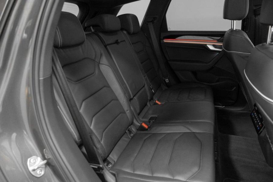 Pelēks Volkswagen Touareg 2023 Viļņa, ar dzinēja tilpumu 3.00 L un nobraukumu 101 tūkst. km par 46900 €, foto 12 vietnē AUTOMOTO.COM.LV