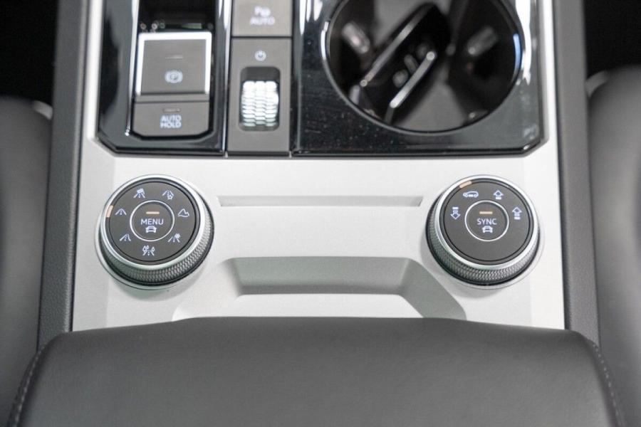 Pelēks Volkswagen Touareg 2023 Viļņa, ar dzinēja tilpumu 3.00 L un nobraukumu 101 tūkst. km par 46900 €, foto 27 vietnē AUTOMOTO.COM.LV