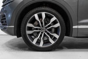 Pelēks Volkswagen Touareg 2023 Viļņa, ar dzinēja tilpumu 3.00 L un nobraukumu 101 tūkst. km par 46900 €, foto 34 vietnē AUTOMOTO.COM.LV