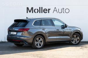 Grey Volkswagen Touareg 2023 in Riga, with an engine capacity of 3.00 L and mileage of 129 thousand km for 44900 €, photo 5 on AUTOMOTO.COM.LV