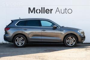 Grey Volkswagen Touareg 2023 in Riga, with an engine capacity of 3.00 L and mileage of 129 thousand km for 44900 €, photo 6 on AUTOMOTO.COM.LV