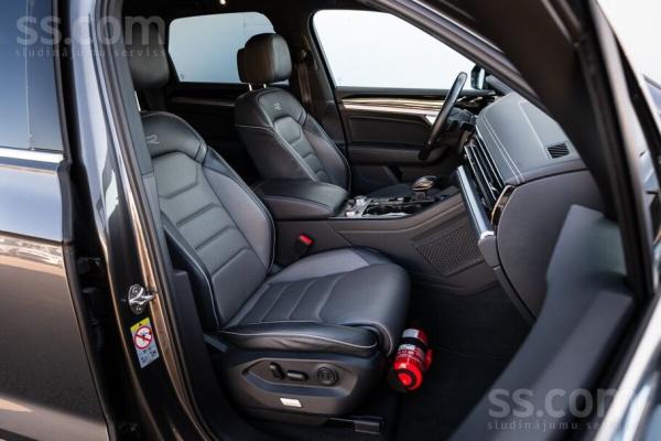 Pelēks Volkswagen Touareg 2023 Rīga, ar dzinēja tilpumu 3.00 L un nobraukumu 129 tūkst. km par 44900 €, foto 6 vietnē AUTOMOTO.COM.LV