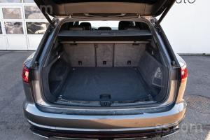 Grey Volkswagen Touareg 2023 in Riga, with an engine capacity of 3.00 L and mileage of 129 thousand km for 44900 €, photo 9 on AUTOMOTO.COM.LV