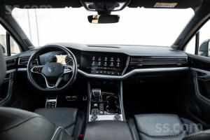 Grey Volkswagen Touareg 2023 in Riga, with an engine capacity of 3.00 L and mileage of 129 thousand km for 44900 €, photo 11 on AUTOMOTO.COM.LV
