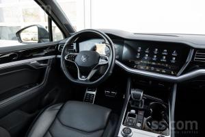Grey Volkswagen Touareg 2023 in Riga, with an engine capacity of 3.00 L and mileage of 129 thousand km for 44900 €, photo 12 on AUTOMOTO.COM.LV