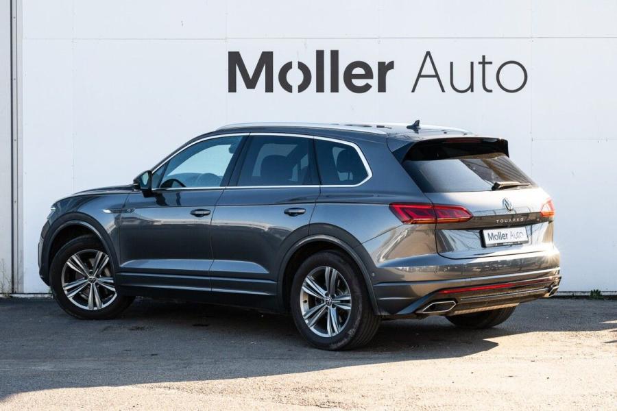 Grey Volkswagen Touareg 2023 in Riga, with an engine capacity of 3.00 L and mileage of 129 thousand km for 44900 €, photo 4 on AUTOMOTO.COM.LV