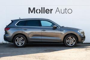 Grey Volkswagen Touareg 2023 in Riga, with an engine capacity of 3.00 L and mileage of 129 thousand km for 44900 €, photo 6 on AUTOMOTO.COM.LV