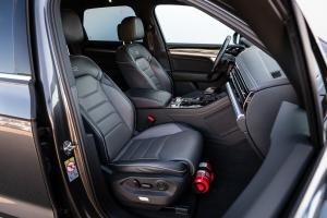 Grey Volkswagen Touareg 2023 in Riga, with an engine capacity of 3.00 L and mileage of 129 thousand km for 44900 €, photo 7 on AUTOMOTO.COM.LV