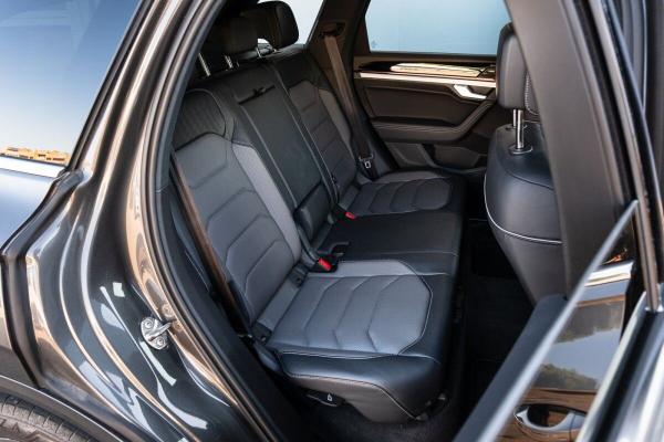 Pelēks Volkswagen Touareg 2023 Rīga, ar dzinēja tilpumu 3.00 L un nobraukumu 129 tūkst. km par 44900 €, foto 7 vietnē AUTOMOTO.COM.LV