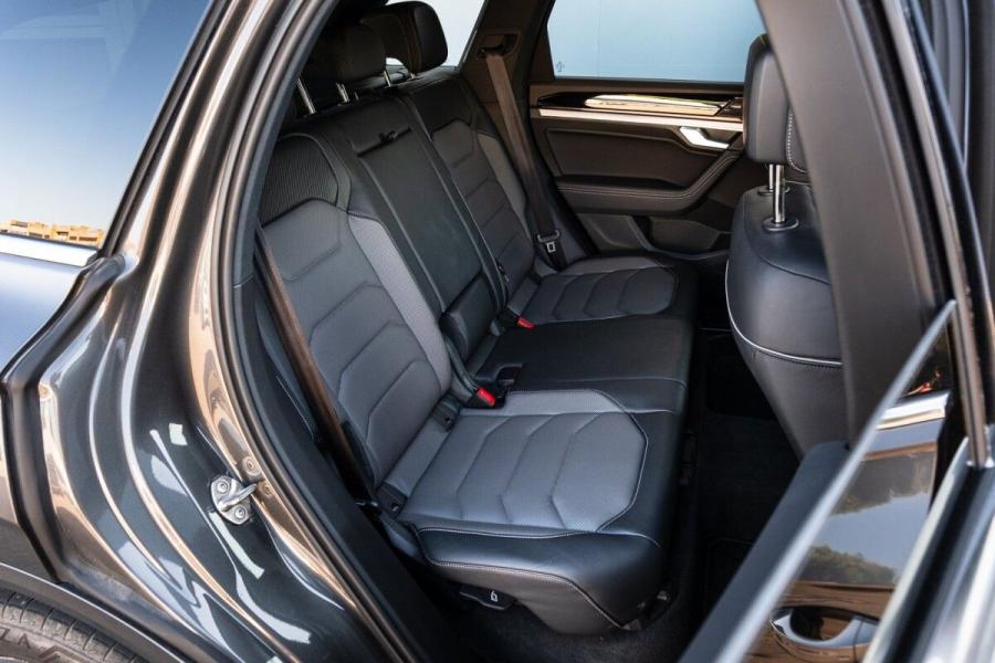 Grey Volkswagen Touareg 2023 in Riga, with an engine capacity of 3.00 L and mileage of 129 thousand km for 44900 €, photo 8 on AUTOMOTO.COM.LV