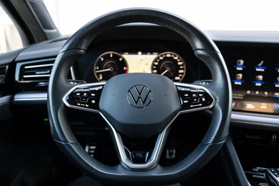 Grey Volkswagen Touareg 2023 in Riga, with an engine capacity of 3.00 L and mileage of 129 thousand km for 44900 €, photo 17 on AUTOMOTO.COM.LV