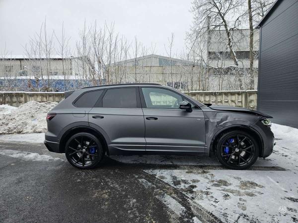 Grey Volkswagen Touareg 2024 in Kaunas, with an engine capacity of 3.00 L and mileage of 9 thousand km for 32400 €, photo 4 on AUTOMOTO.COM.LV