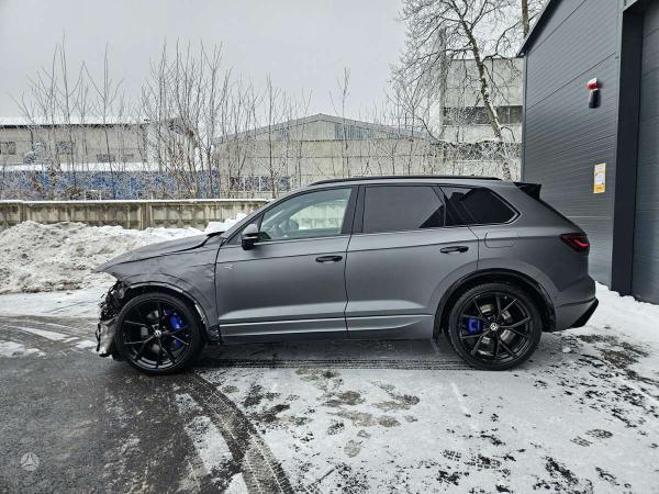 Grey Volkswagen Touareg 2024 in Kaunas, with an engine capacity of 3.00 L and mileage of 9 thousand km for 32400 €, photo 5 on AUTOMOTO.COM.LV