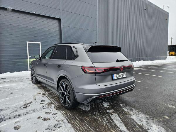 Grey Volkswagen Touareg 2024 in Kaunas, with an engine capacity of 3.00 L and mileage of 9 thousand km for 32400 €, photo 6 on AUTOMOTO.COM.LV