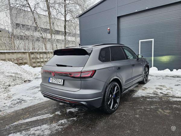 Grey Volkswagen Touareg 2024 in Kaunas, with an engine capacity of 3.00 L and mileage of 9 thousand km for 32400 €, photo 8 on AUTOMOTO.COM.LV