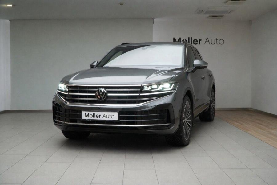 Pelēks Volkswagen Touareg 2024 Peetri, ar dzinēja tilpumu 3.00 L un nobraukumu 0 tūkst. km par 62900 €, foto 1 vietnē AUTOMOTO.COM.LV