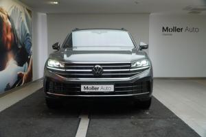 Pelēks Volkswagen Touareg 2024 Peetri, ar dzinēja tilpumu 3.00 L un nobraukumu 0 tūkst. km par 62900 €, foto 3 vietnē AUTOMOTO.COM.LV