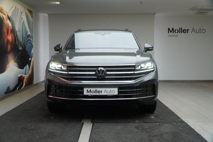 Pelēks Volkswagen Touareg 2024 Peetri, ar dzinēja tilpumu 3.00 L un nobraukumu 0 tūkst. km par 62900 €, foto 3 vietnē AUTOMOTO.COM.LV