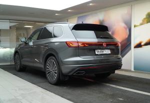 Pelēks Volkswagen Touareg 2024 Peetri, ar dzinēja tilpumu 3.00 L un nobraukumu 0 tūkst. km par 62900 €, foto 5 vietnē AUTOMOTO.COM.LV