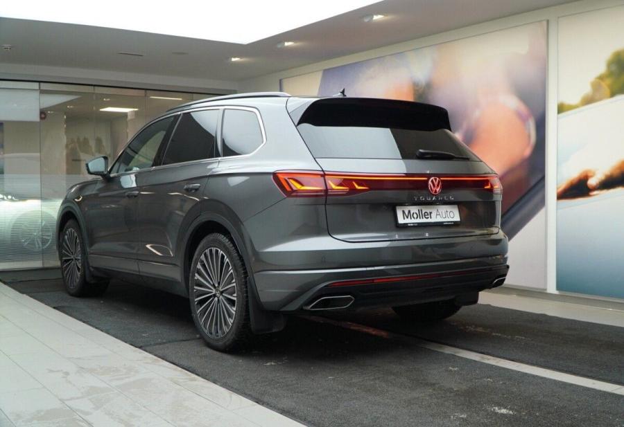 Pelēks Volkswagen Touareg 2024 Peetri, ar dzinēja tilpumu 3.00 L un nobraukumu 0 tūkst. km par 62900 €, foto 5 vietnē AUTOMOTO.COM.LV