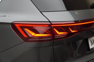 Pelēks Volkswagen Touareg 2024 Peetri, ar dzinēja tilpumu 3.00 L un nobraukumu 0 tūkst. km par 62900 €, foto 6 vietnē AUTOMOTO.COM.LV