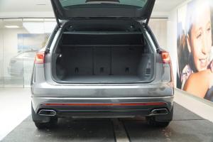 Pelēks Volkswagen Touareg 2024 Peetri, ar dzinēja tilpumu 3.00 L un nobraukumu 0 tūkst. km par 62900 €, foto 8 vietnē AUTOMOTO.COM.LV