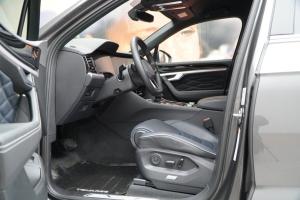 Pelēks Volkswagen Touareg 2024 Peetri, ar dzinēja tilpumu 3.00 L un nobraukumu 0 tūkst. km par 62900 €, foto 9 vietnē AUTOMOTO.COM.LV