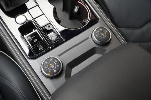 Pelēks Volkswagen Touareg 2024 Peetri, ar dzinēja tilpumu 3.00 L un nobraukumu 0 tūkst. km par 62900 €, foto 13 vietnē AUTOMOTO.COM.LV