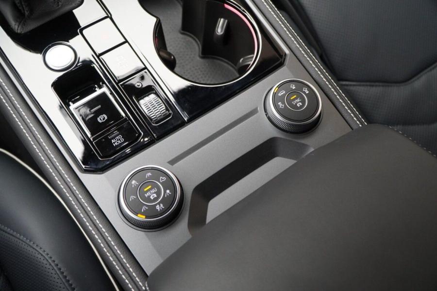 Pelēks Volkswagen Touareg 2024 Peetri, ar dzinēja tilpumu 3.00 L un nobraukumu 0 tūkst. km par 62900 €, foto 13 vietnē AUTOMOTO.COM.LV
