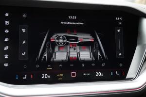 Pelēks Volkswagen Touareg 2024 Peetri, ar dzinēja tilpumu 3.00 L un nobraukumu 0 tūkst. km par 62900 €, foto 18 vietnē AUTOMOTO.COM.LV
