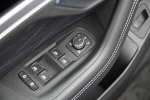 Pelēks Volkswagen Touareg 2024 Peetri, ar dzinēja tilpumu 3.00 L un nobraukumu 0 tūkst. km par 62900 €, foto 28 vietnē AUTOMOTO.COM.LV