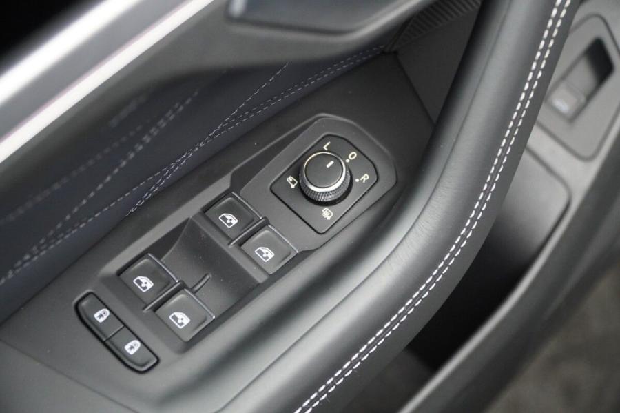 Pelēks Volkswagen Touareg 2024 Peetri, ar dzinēja tilpumu 3.00 L un nobraukumu 0 tūkst. km par 62900 €, foto 28 vietnē AUTOMOTO.COM.LV