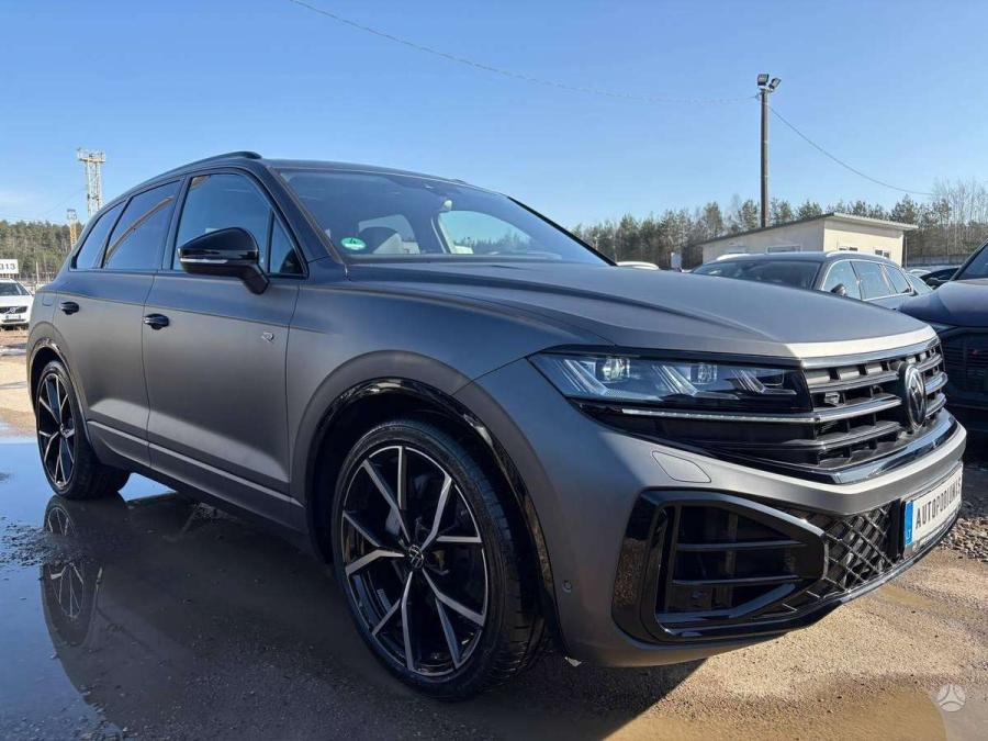 Grey Volkswagen Touareg 2024 in Vilnius, with an engine capacity of 3.00 L and mileage of 1 thousand km for 67990 €, photo 3 on AUTOMOTO.COM.LV