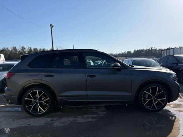 Grey Volkswagen Touareg 2024 in Vilnius, with an engine capacity of 3.00 L and mileage of 1 thousand km for 67990 €, photo 6 on AUTOMOTO.COM.LV
