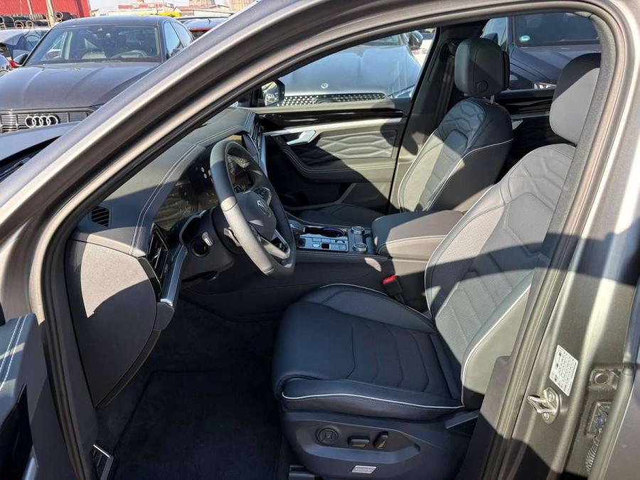Grey Volkswagen Touareg 2024 in Vilnius, with an engine capacity of 3.00 L and mileage of 1 thousand km for 67990 €, photo 14 on AUTOMOTO.COM.LV