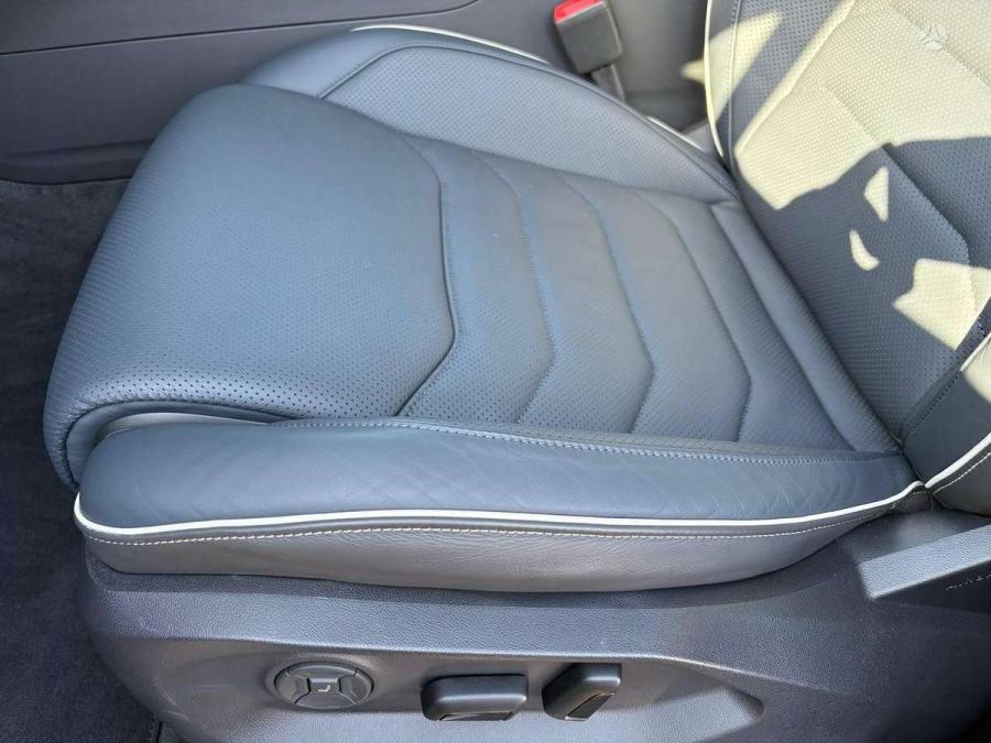 Grey Volkswagen Touareg 2024 in Vilnius, with an engine capacity of 3.00 L and mileage of 1 thousand km for 67990 €, photo 15 on AUTOMOTO.COM.LV